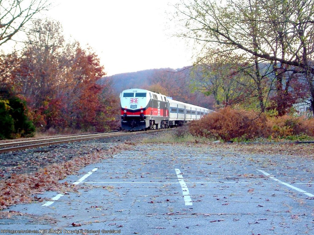CDOT 228 Pushing its train towards Grand Central